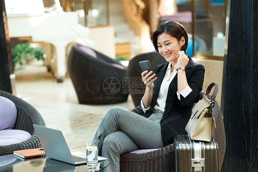 商务女士看手机高清图片下载-正版图片507652985-摄图网