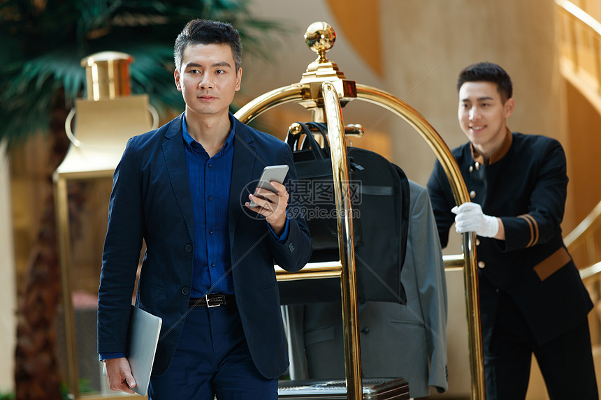 商务男士看手机高清图片下载-正版图片507653306-摄图网