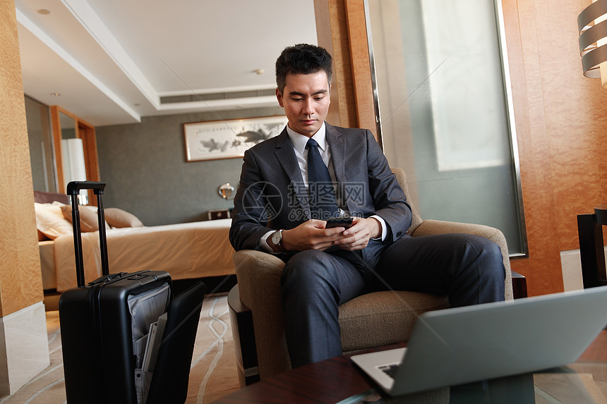 商务男士看手机高清图片下载-正版图片507653332-摄图网