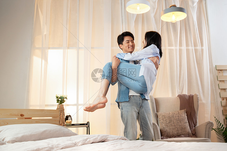 卧室里年轻丈夫把妻子抱了起来高清图片下载 正版图片507655080 摄图网