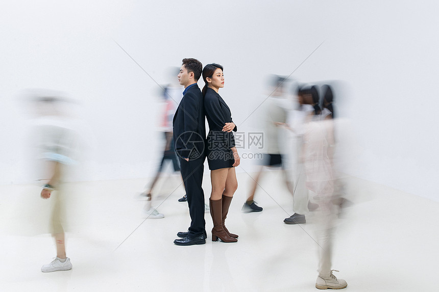 商务男女站在人群中高清图片下载-正版图片507657208-摄图网
