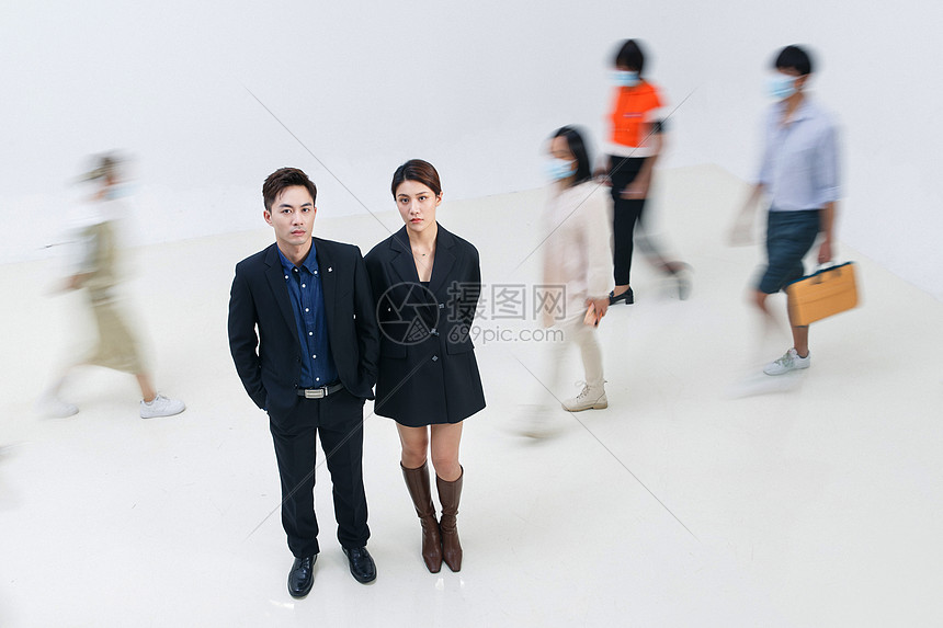 商务男女站在人群中高清图片下载-正版图片507657213-摄图网