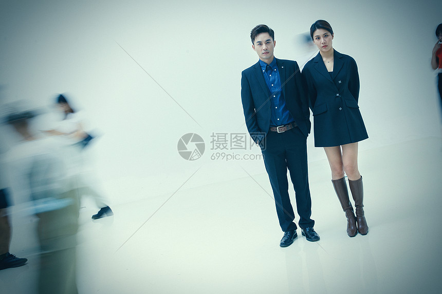 商务男女站在人群中高清图片下载-正版图片507657268-摄图网