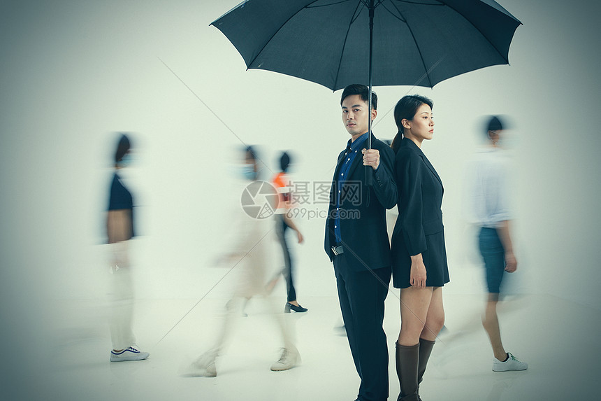 拿着雨伞的商务男女站在人群中高清图片下载-正版图片507657293-摄图网