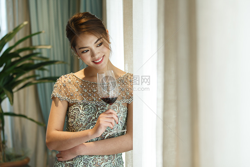 漂亮的青年女人拿着高脚杯高清图片下载 正版图片507662135 摄图网