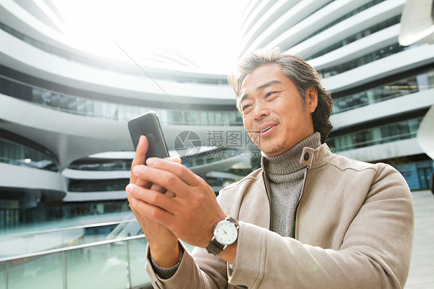 商务男士看手机高清图片下载-正版图片507663190-摄图网