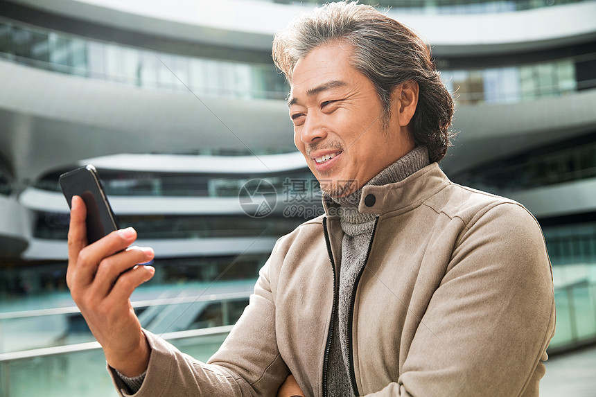 商务男士看手机高清图片下载-正版图片507663215-摄图网