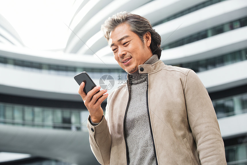 商务男士看手机高清图片下载-正版图片507663371-摄图网