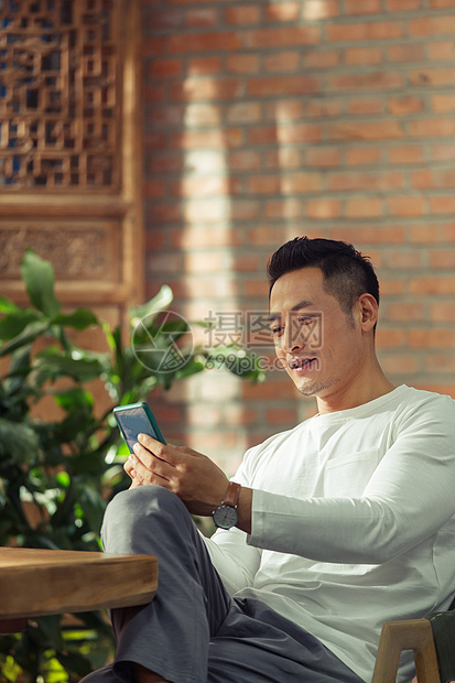 青年男人在家看手机高清图片下载-正版图片507663614-摄图网