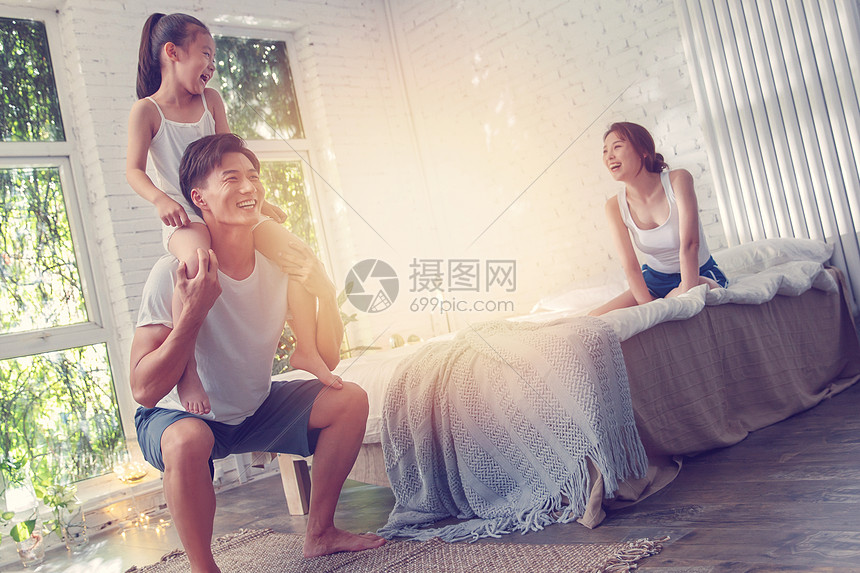 卧室内幸福的三口之家高清图片下载-正版图片507668568-摄图网