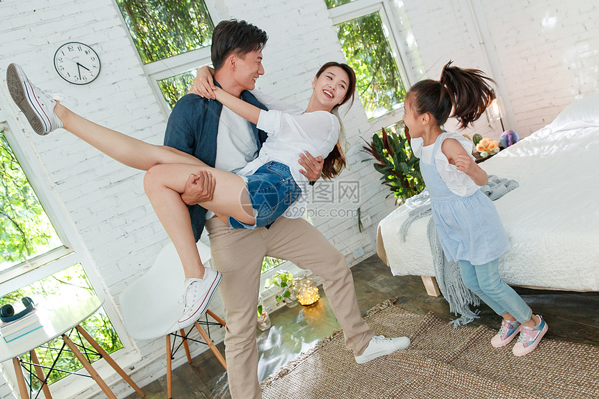 卧室内幸福的三口之家高清图片下载-正版图片507668803-摄图网