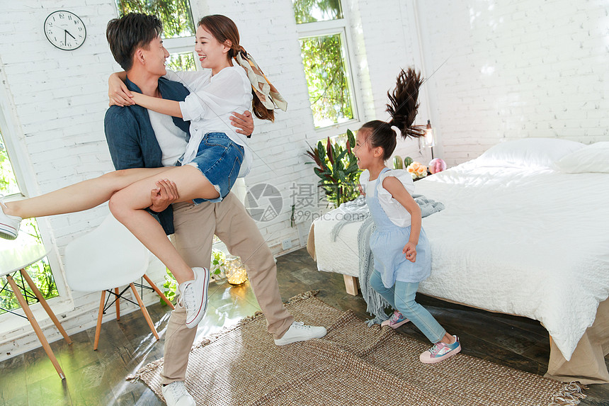 卧室内幸福的三口之家高清图片下载-正版图片507668985-摄图网