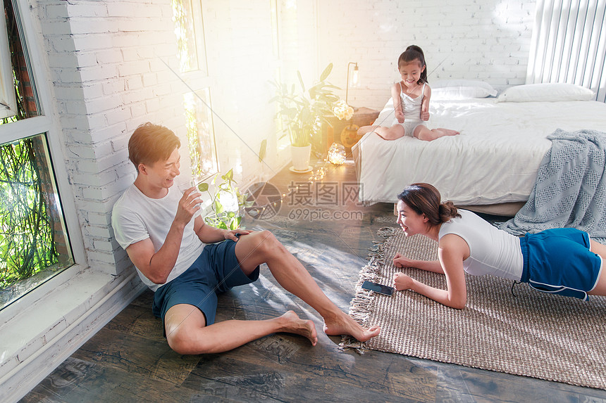 卧室内幸福的三口之家高清图片下载-正版图片507669201-摄图网
