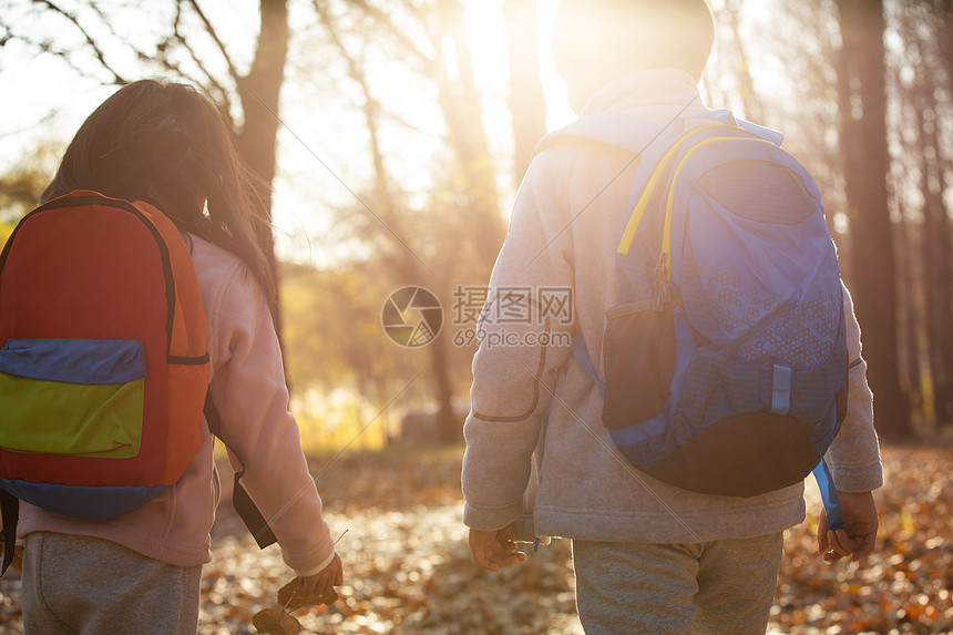 夕阳下快乐儿童背影高清图片下载-正版图片507671258-摄图网