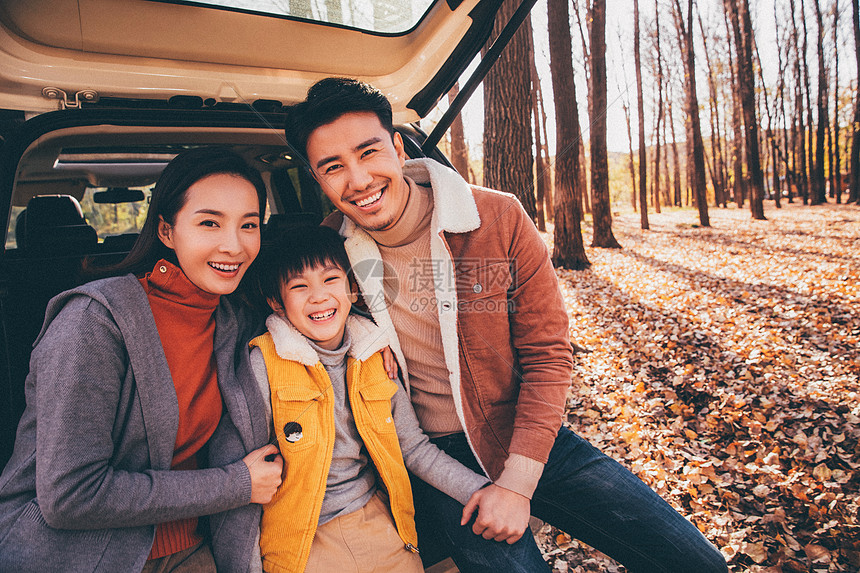 幸福三口之家在户外郊游高清图片下载-正版图片507671280-摄图网
