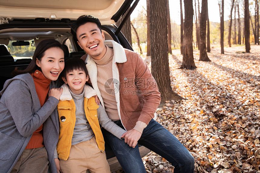 幸福三口之家在户外郊游高清图片下载-正版图片507671474-摄图网