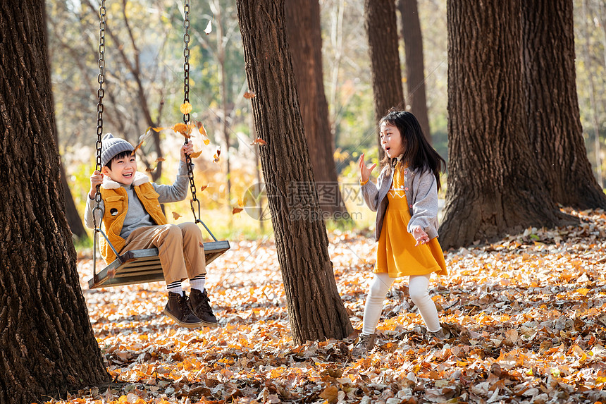 秋天快乐的儿童们在户外玩耍高清图片下载-正版图片507671799-摄图网
