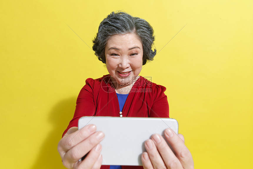 老年人看手机高清图片下载-正版图片507673921-摄图网