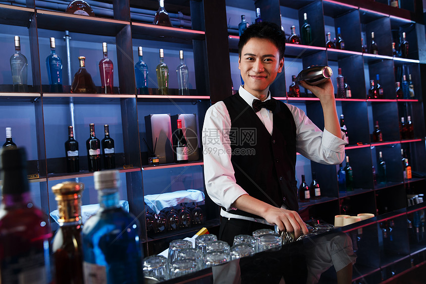 酒吧调酒师高清图片下载-正版图片507674272-摄图网
