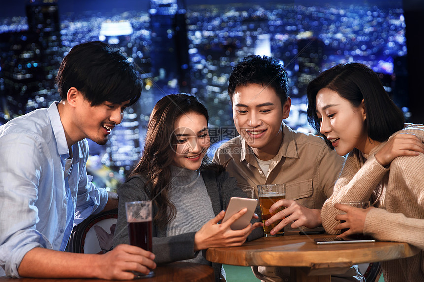 快乐的青年人看手机高清图片下载-正版图片507674476-摄图网