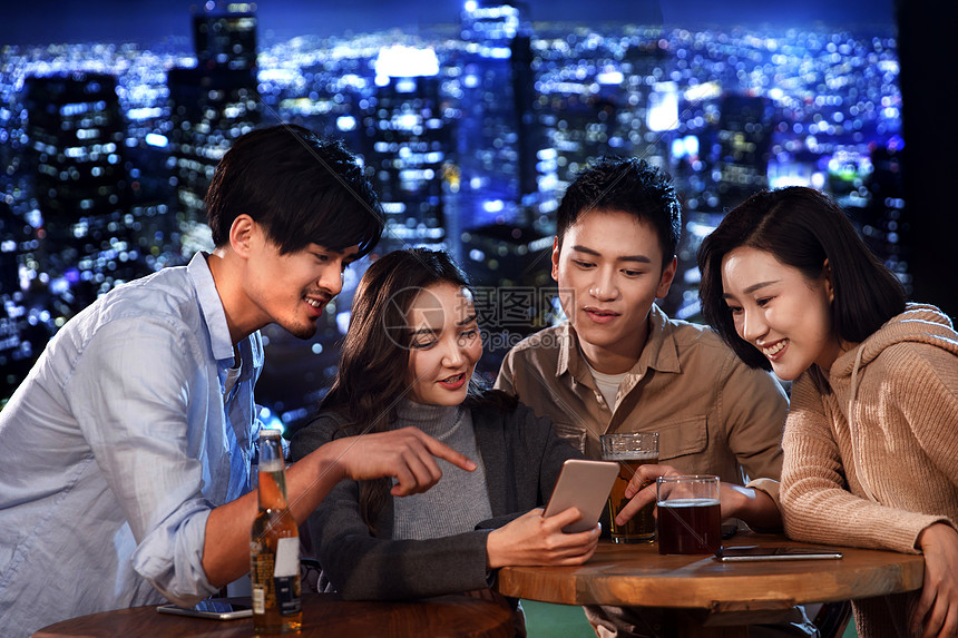 快乐的青年人看手机高清图片下载-正版图片507674496-摄图网