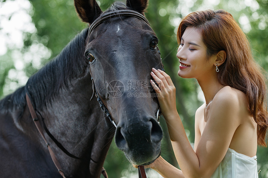 户外漂亮的青年女人爱抚马特写高清图片下载 正版图片507676228 摄图网