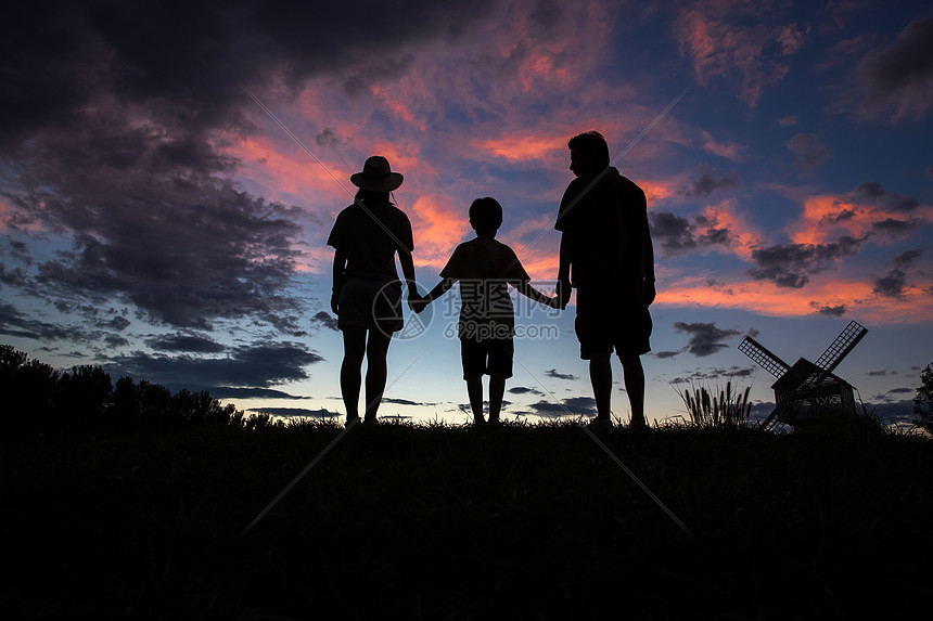 夕阳下幸福的一家三口手牵手高清图片下载-正版图片507679426-摄图网