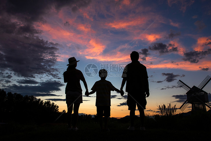 夕阳下幸福的一家三口手牵手高清图片下载-正版图片507679554-摄图网