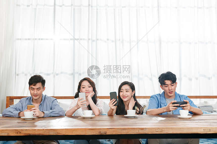 坐成一排的青年朋友看手机高清图片下载-正版图片507683675-摄图网
