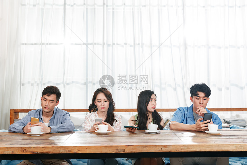 坐成一排的青年朋友看手机高清图片下载-正版图片507683782-摄图网