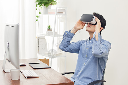 戴着vr眼镜玩游戏的男性高清图片下载-正版图片507694465-摄图网