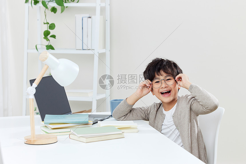 小男孩书桌前上网课高清图片下载-正版图片507695061-摄图网