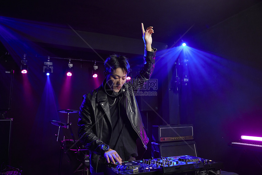 酒吧男性dj高清图片下载-正版图片507695410-摄图网