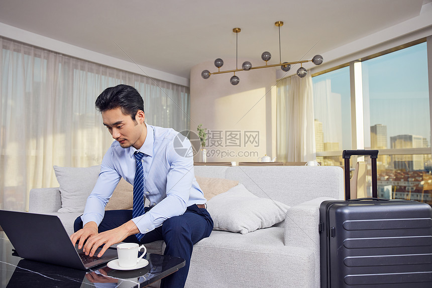 成熟商务男性出差在酒店办公高清图片下载-正版图片507696323-摄图网