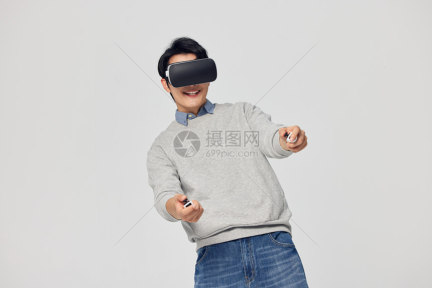 使用vr眼镜玩游戏的男性高清图片下载-正版图片507696438-摄图网