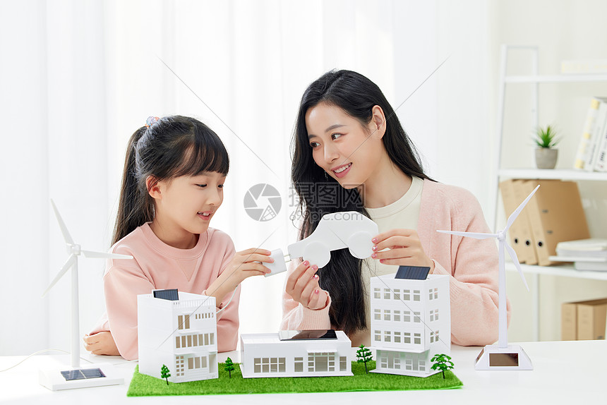 妈妈带女儿了解新能源汽车高清图片下载-正版图片507697218-摄图网