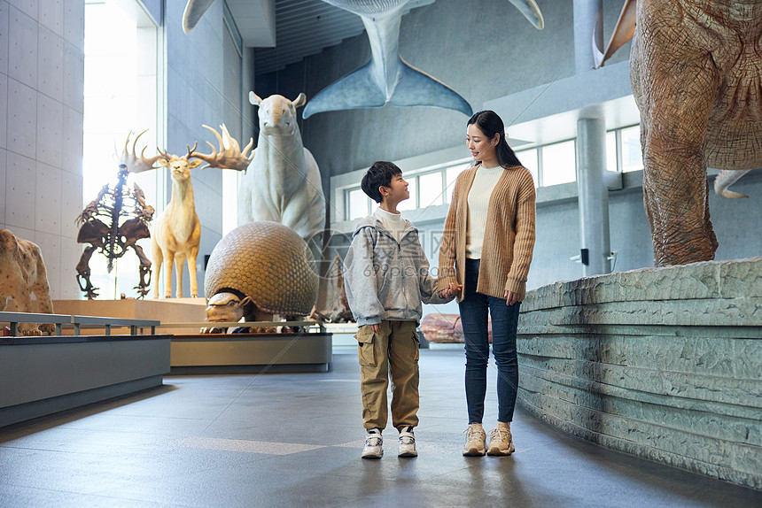 妈妈带儿子参观动物世界高清图片下载-正版图片507697646-摄图网