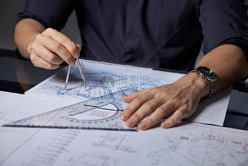 建筑设计师在桌上画图特写高清图片下载-正版图片507702826-摄图网