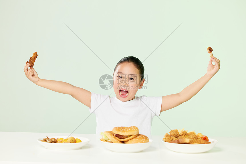 小女孩暴饮暴食高清图片下载-正版图片507708655-摄图网