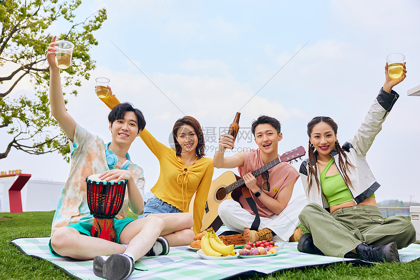 年轻人户外聚会干杯形象高清图片下载 正版图片507708838 摄图网