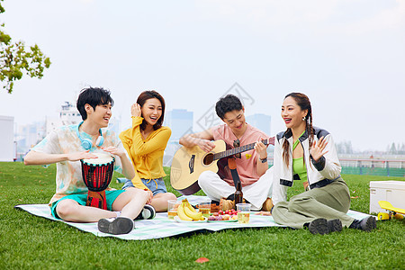 年轻人户外聚会演奏音乐高清图片下载-正版图片507708842-摄图网