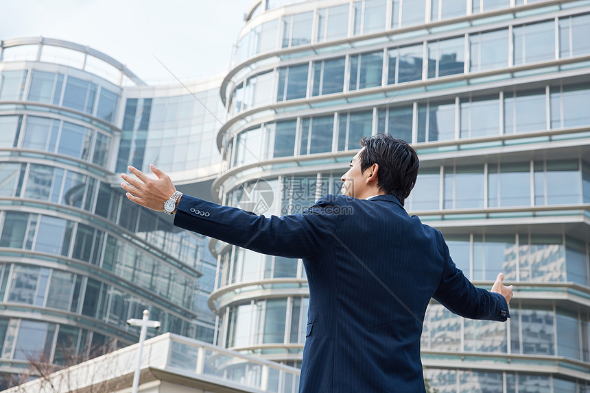 都市商务男性张开双臂背影高清图片下载-正版图片507710137-摄图网