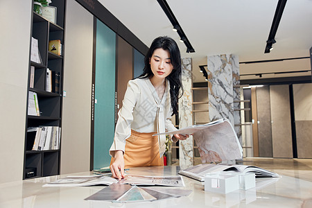 室内家居女设计师工作特写高清图片下载-正版图片507711971-摄图网