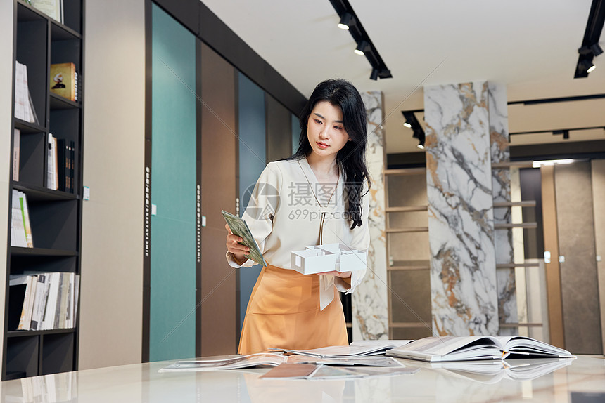 室内家居女设计师形象高清图片下载-正版图片507710425-摄图网