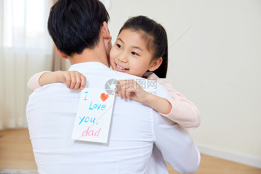 父女温情拥抱高清图片下载-正版图片507710558-摄图网