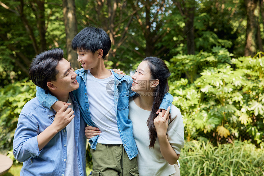 户外和睦的一家三口高清图片下载-正版图片507711002-摄图网