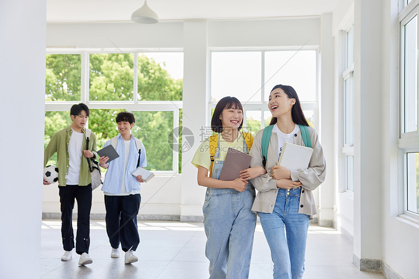 下课走在教学楼里的学生们高清图片下载 正版图片507711738 摄图网
