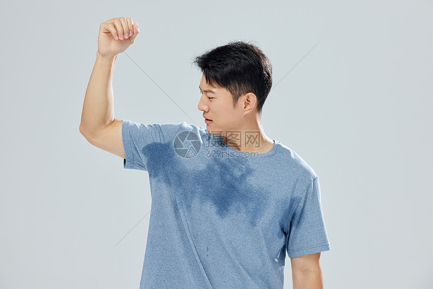 闷热到出汗的男性高清图片下载-正版图片507713827-摄图网