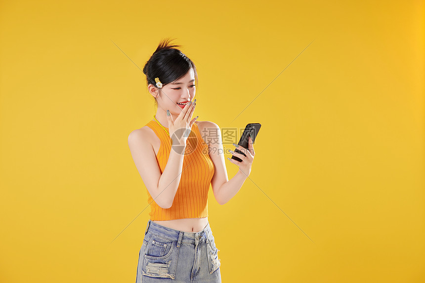 看手机大笑的少女高清图片下载-正版图片507719321-摄图网
