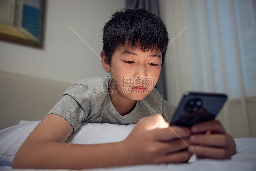 看着手机哭泣的小男孩高清图片下载-正版图片507720580-摄图网